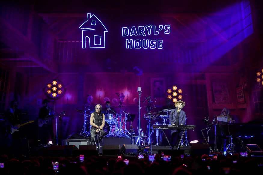 REVIEW: Daryl Hall serves up a dose of nostalgia during Manila concert ...