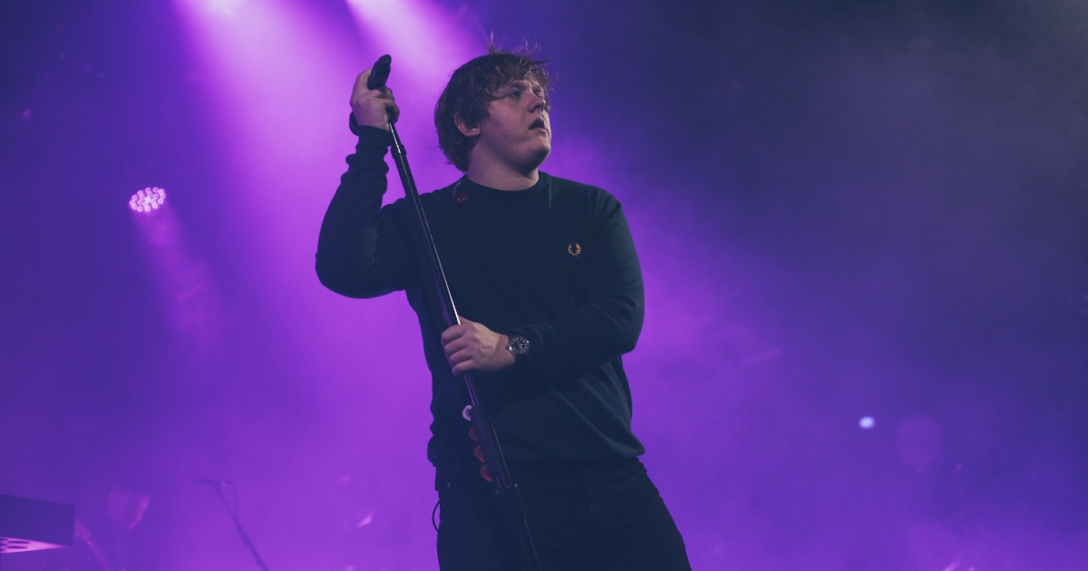Lewis Capaldi suffers Tourette’s mid-show, fans help him finish his ...