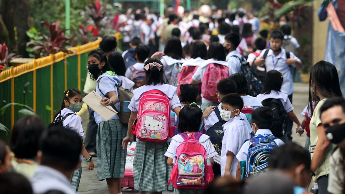 First day of F2F classes: 27 million PH students head back to school ...