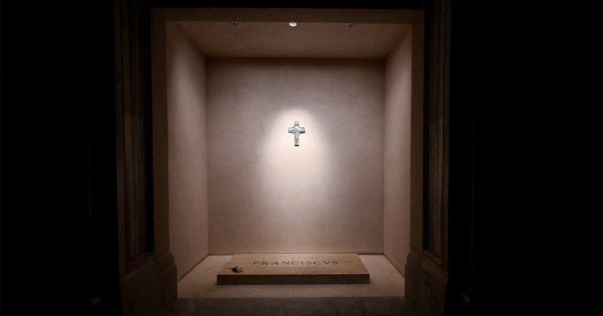 Crowds visit Pope Francis' simple tomb at Santa Maria Maggiore basilica ...
