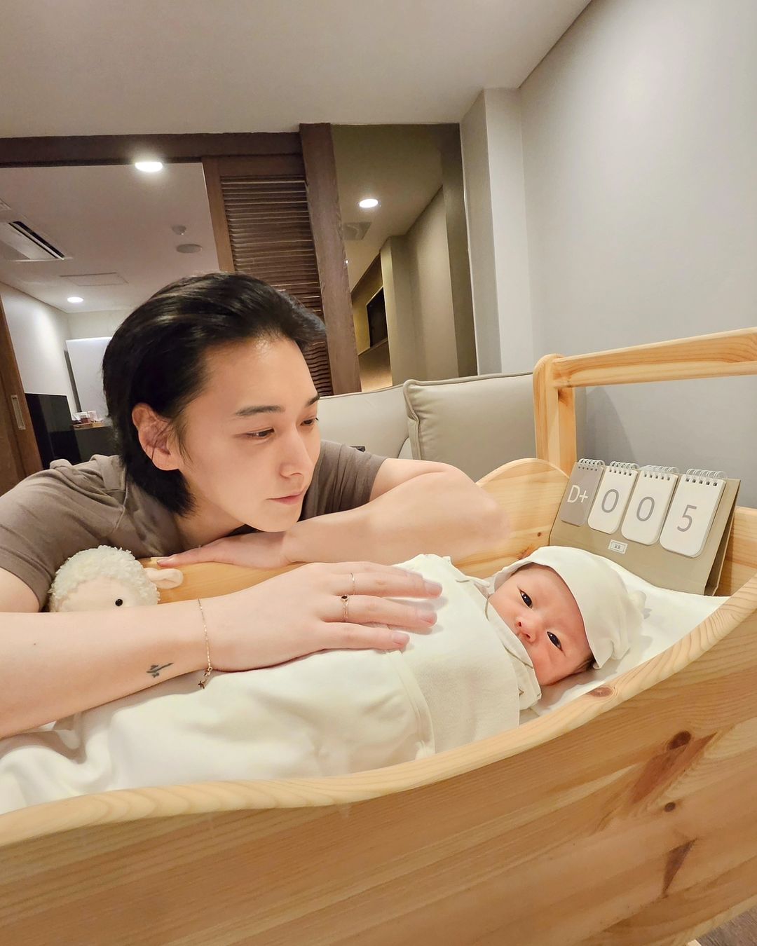Super Junior's Lee Sungmin shares photos of first child with actress ...